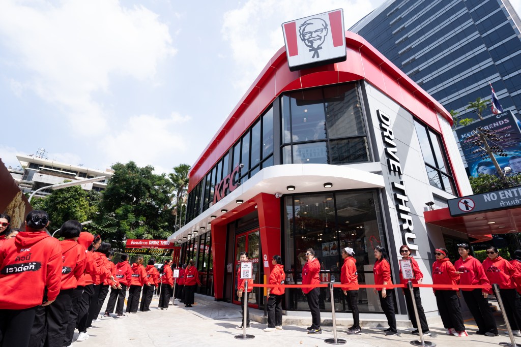 “ต่อคิวให้มั๊ยจ้ะ?” การโปรโมตสุดฮือฮาจาก KFC Just Pick Up บริการที่ ...