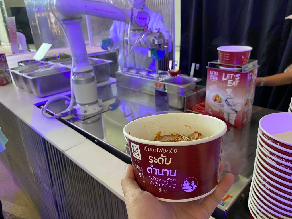 ชมนวัตกรรมสตาร์ตอัปไทย ชิมเย็นตาโฟ มิชลินไกด์ ปรุงโดยแขนกลใน TEP X 0110 ...