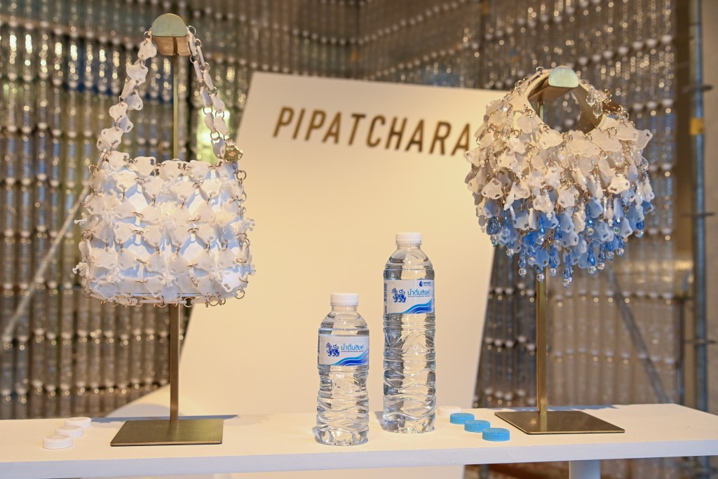 “น้ำดื่มสิงห์” จับมือแบรนด์แฟชั่นรักษ์โลก PIPATCHARA เนรมิตกระเป๋าจากฝา ...